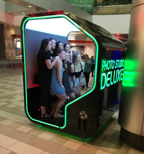 Photo Studio Deluxe Photo Booth | M&P Amusement
